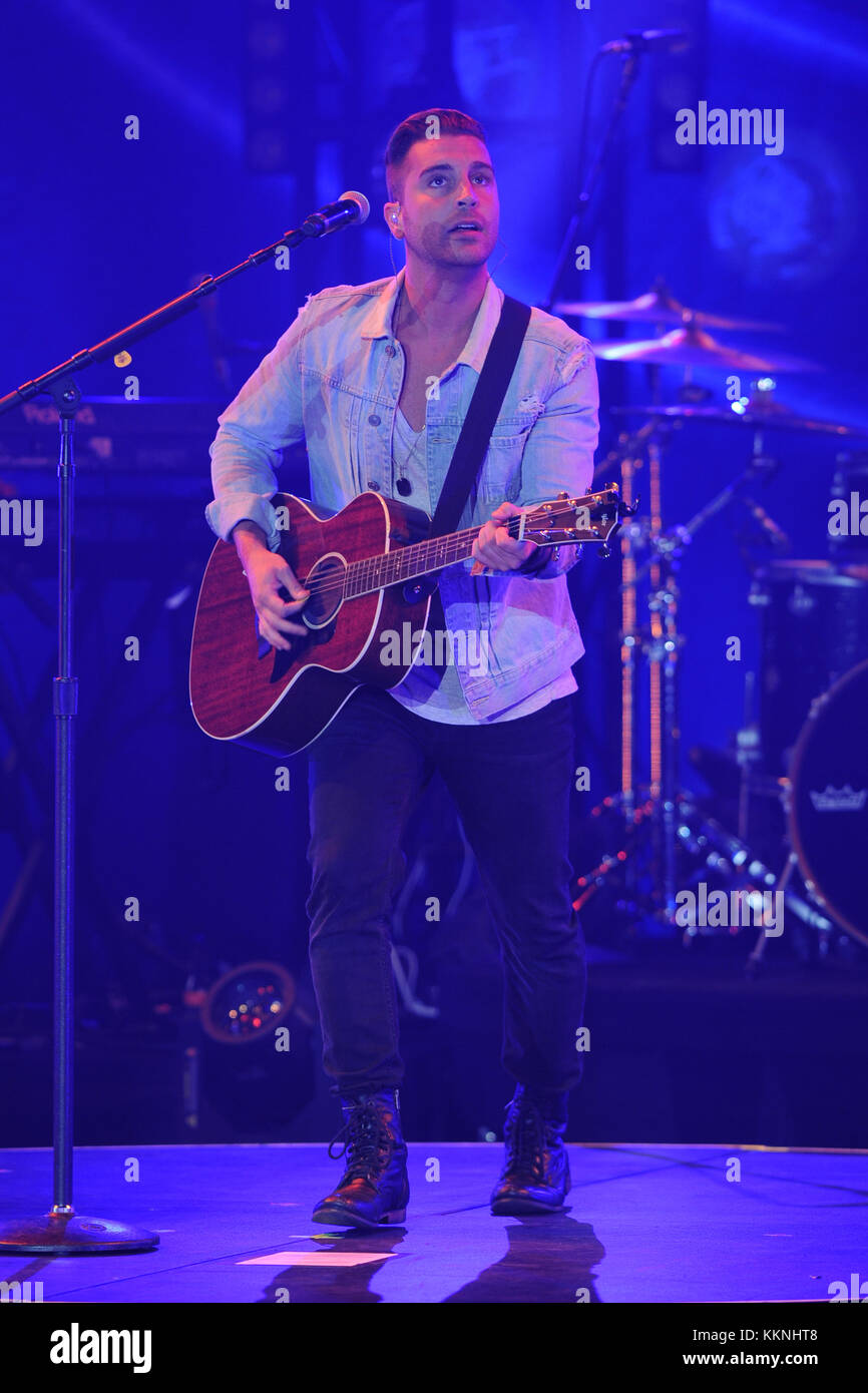 Nick fradiani american idol hi-res stock photography and images - Alamy