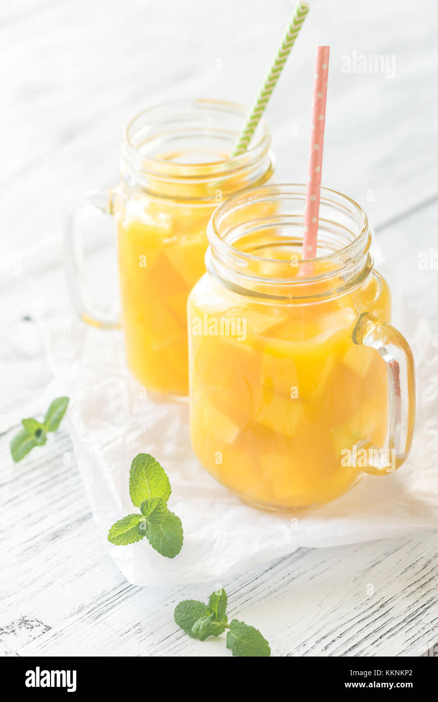 Mango juice in mason jars Stock Photo - Alamy