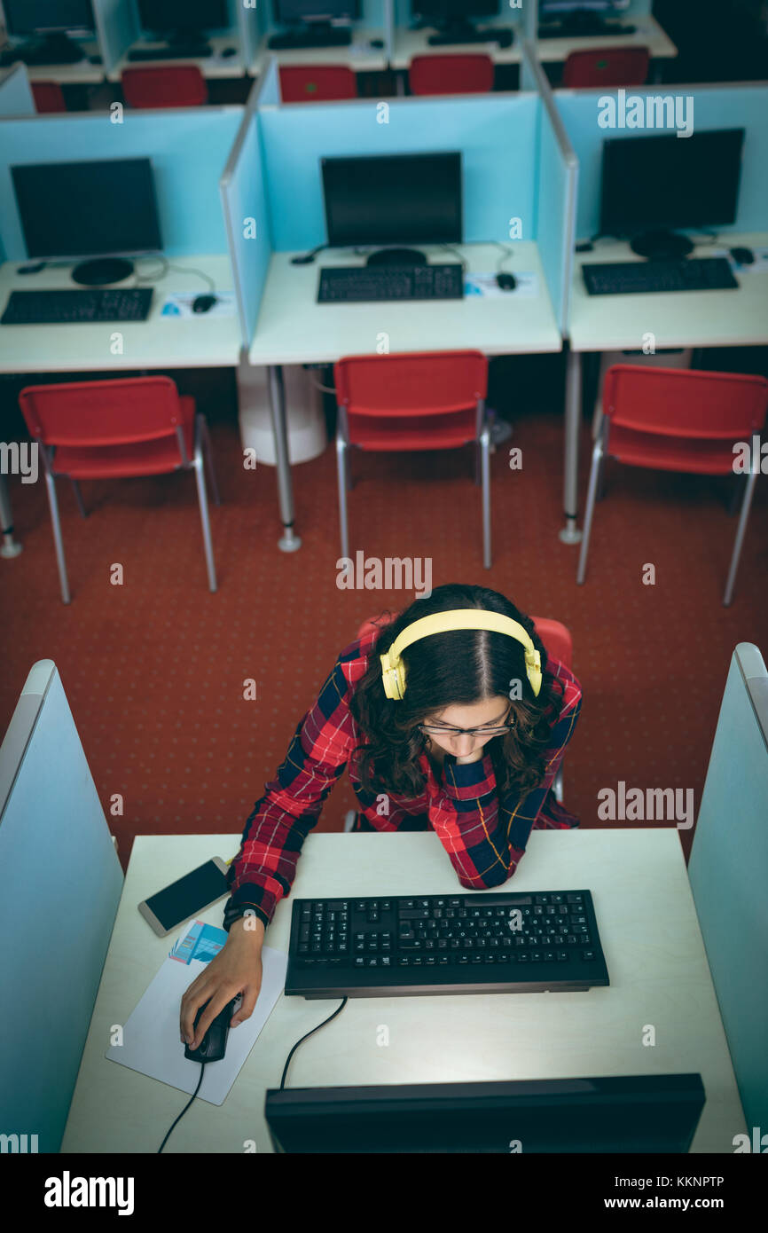 Teenage girl using desktop computer hi-res stock photography and images ...