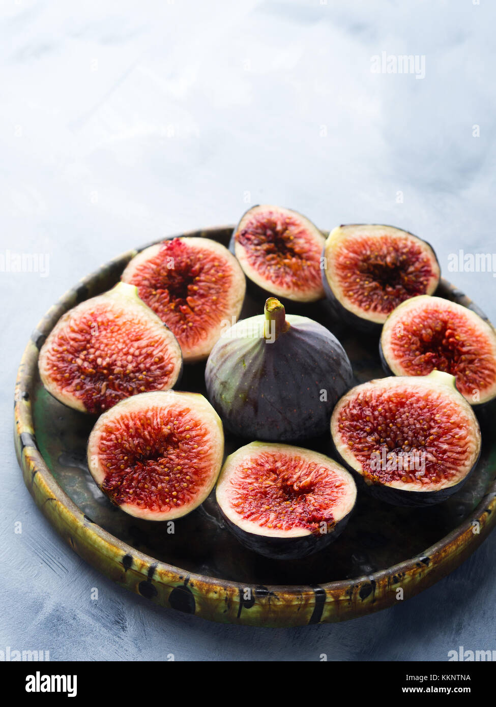 Dish of purple italian figs on gray background. Summer autumn fruit ...