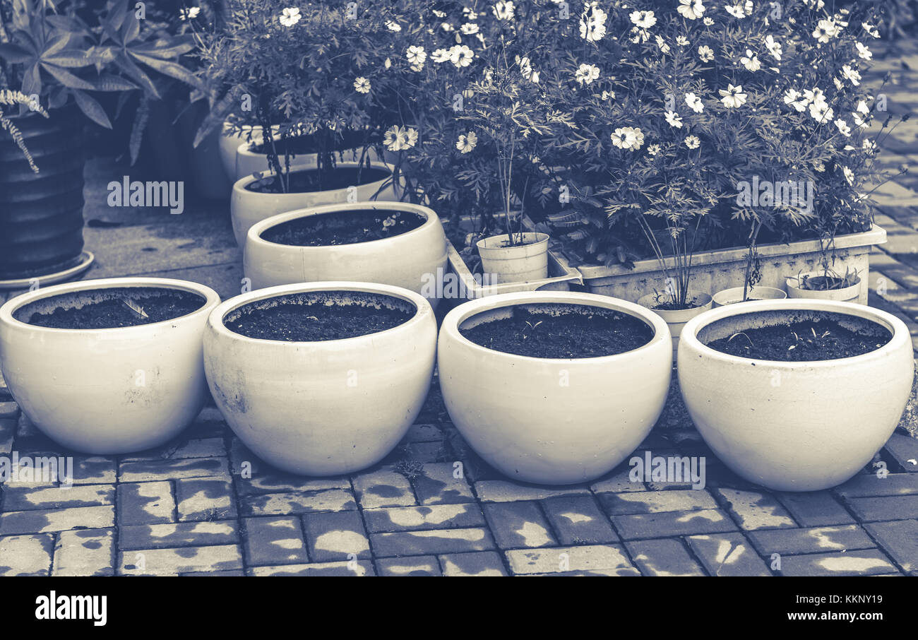 Empty pots hi-res stock photography and images - Alamy