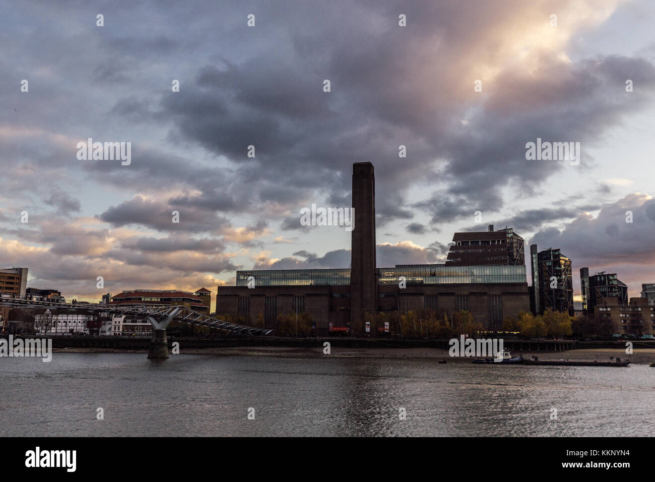 Tate modern exterior river hi-res stock photography and images - Alamy