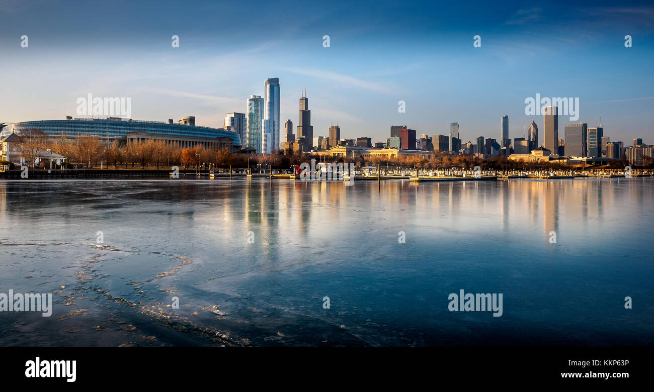 Frozen lake Michigan and the Chicago skyline Stock Photo - Alamy
