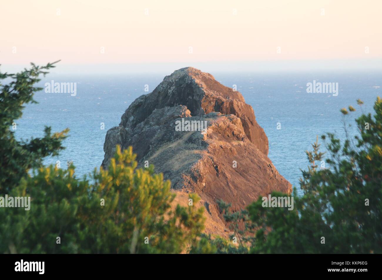 Cliff overlooking lake hi-res stock photography and images - Alamy