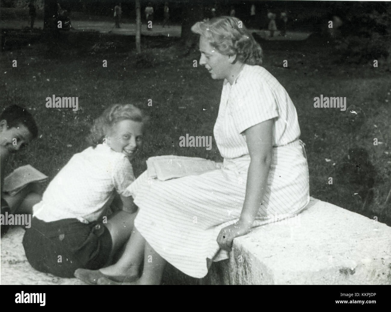 Gradnja gimnazije na Ravnah brigadirki Micka Ring in Ljudmila Picej med ...