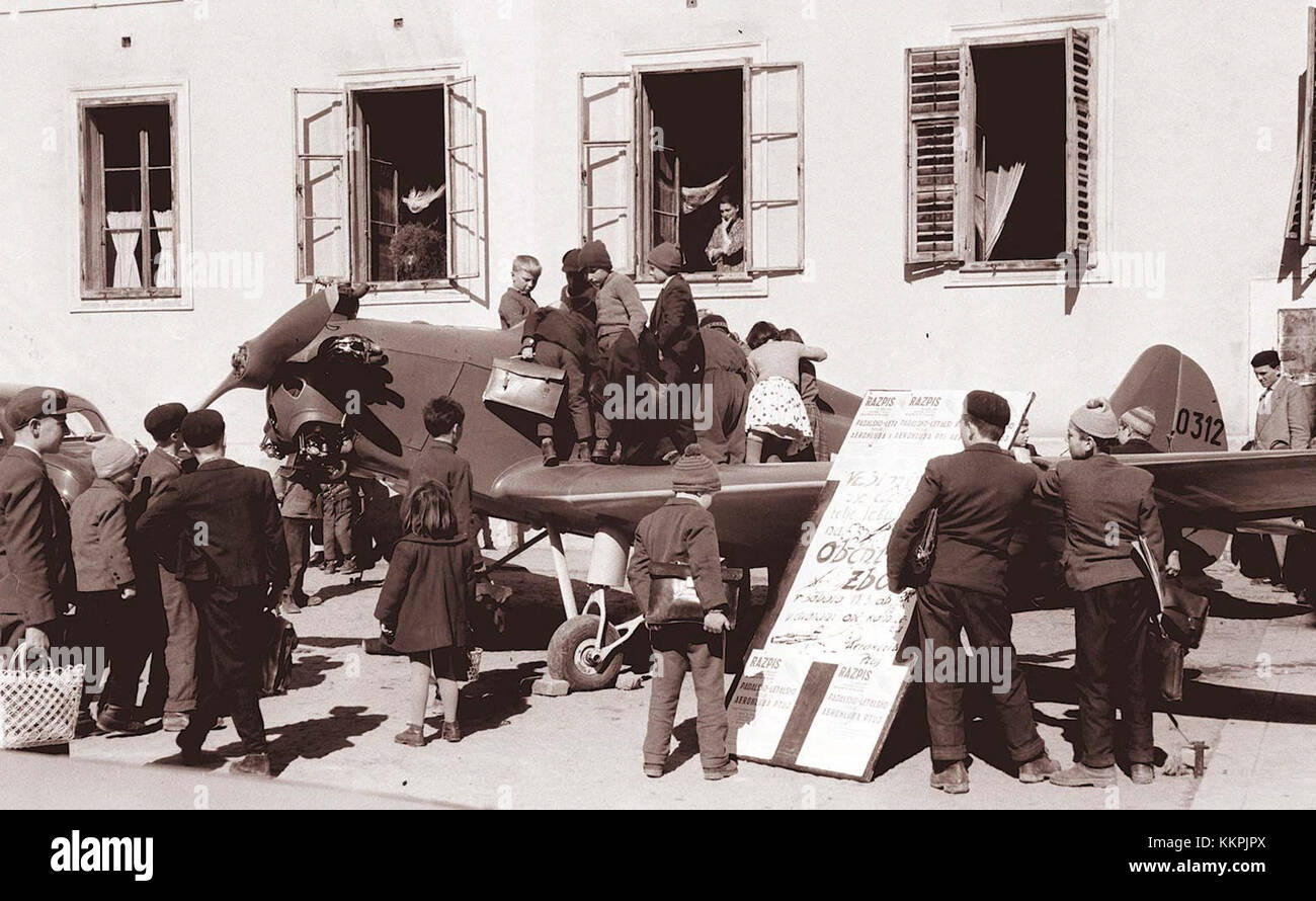 Na Titovem trgu v Ptuju je ptujski aeroklub razstavil svoje staro ...