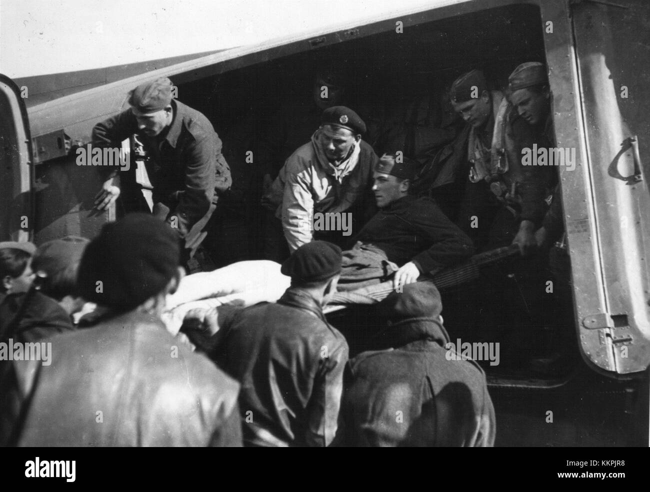 Prenos ranjenjega partizana na letalo Stock Photo - Alamy