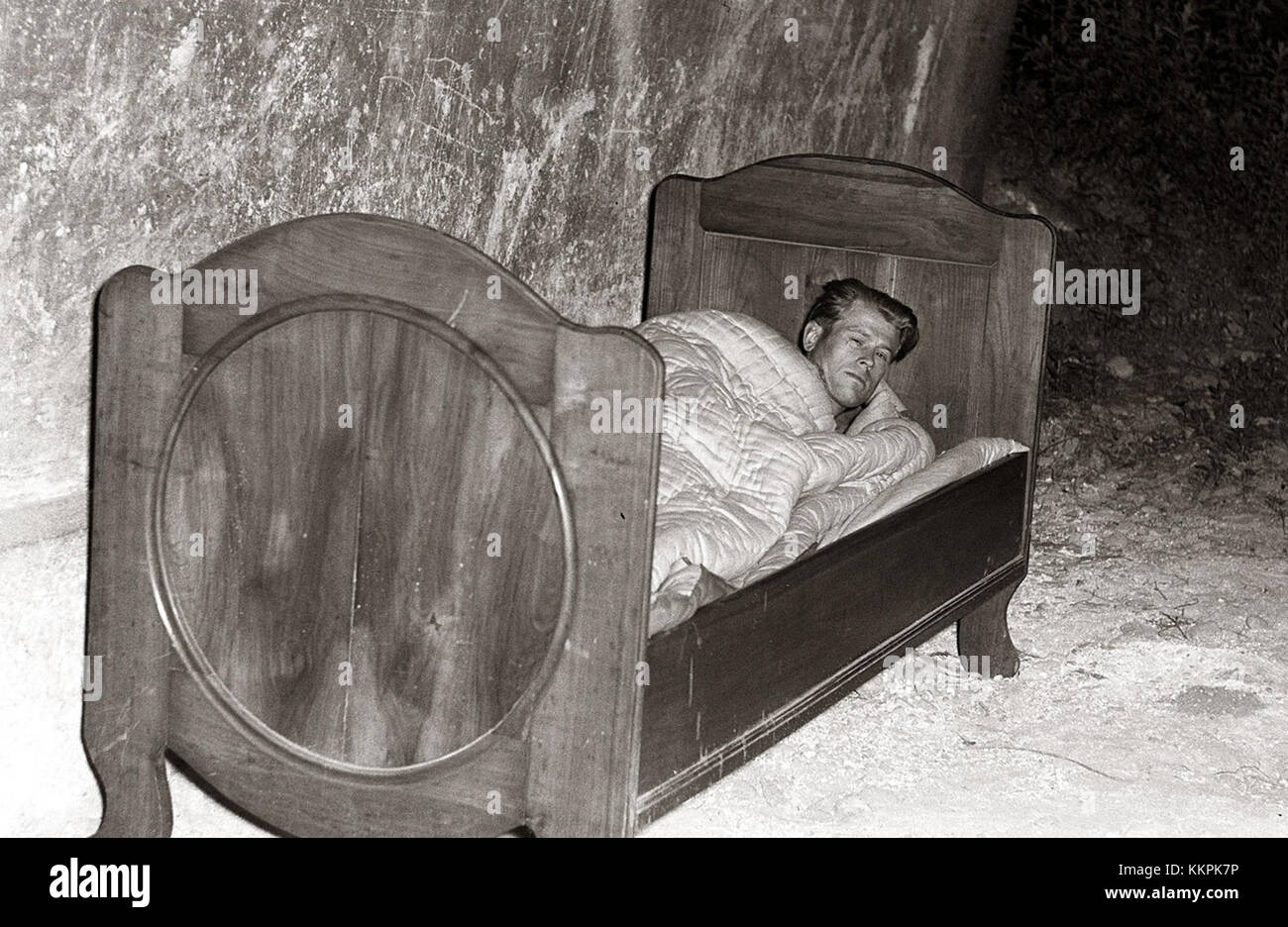 This photograph depicts the area beneath the first arch on the left ...