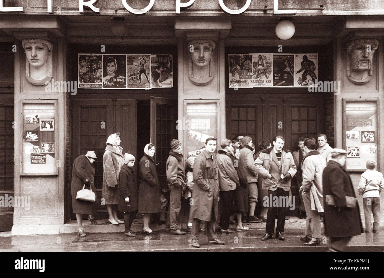 Cinema queue 1960s hi-res stock photography and images - Alamy