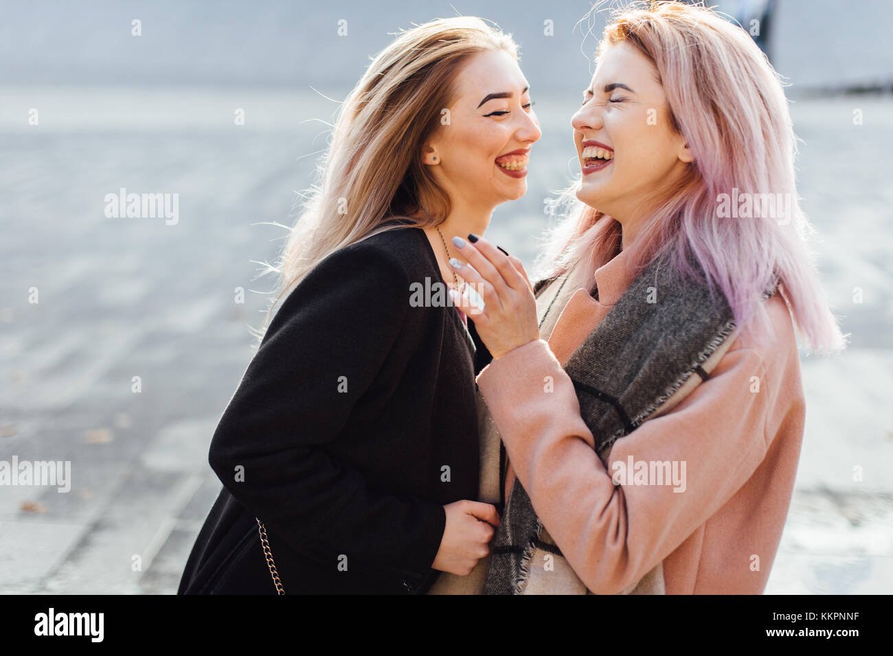 Two teen girls talking hi-res stock photography and images - Alamy