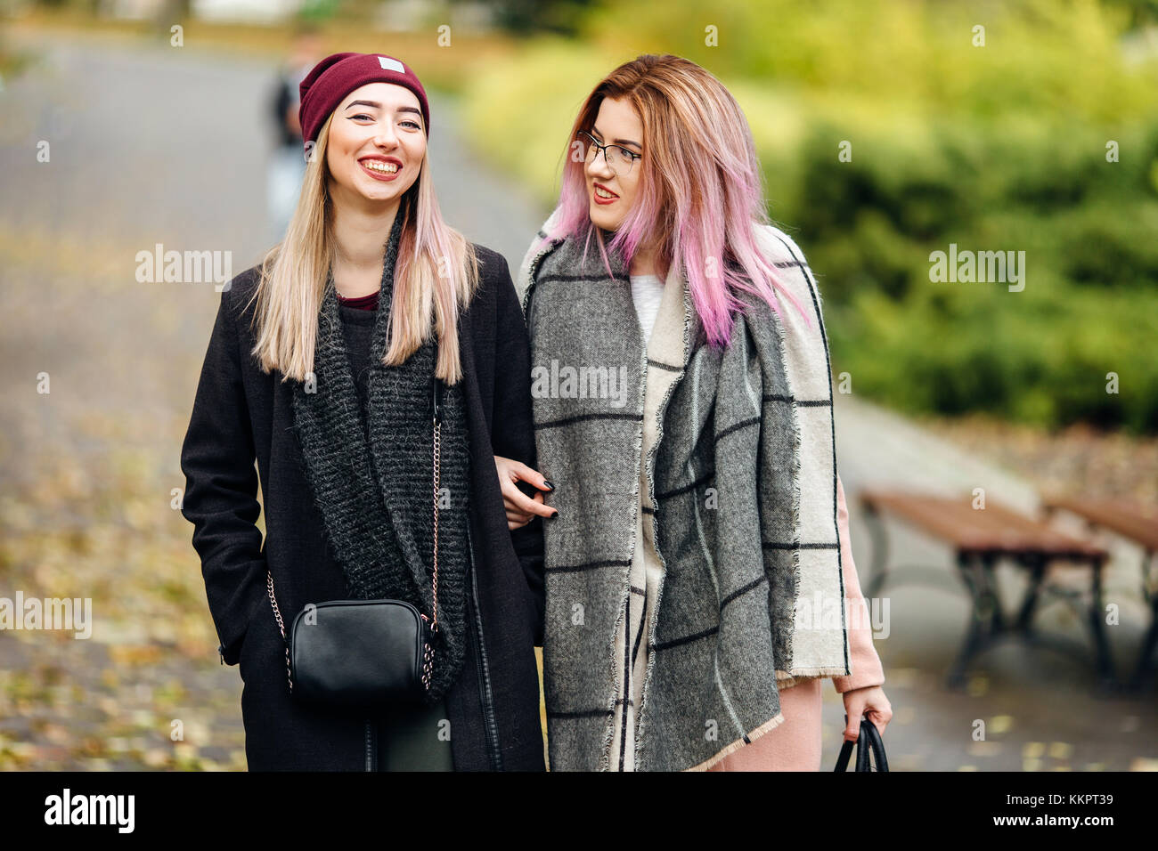 Funny teen girls together walking hi-res stock photography and images ...