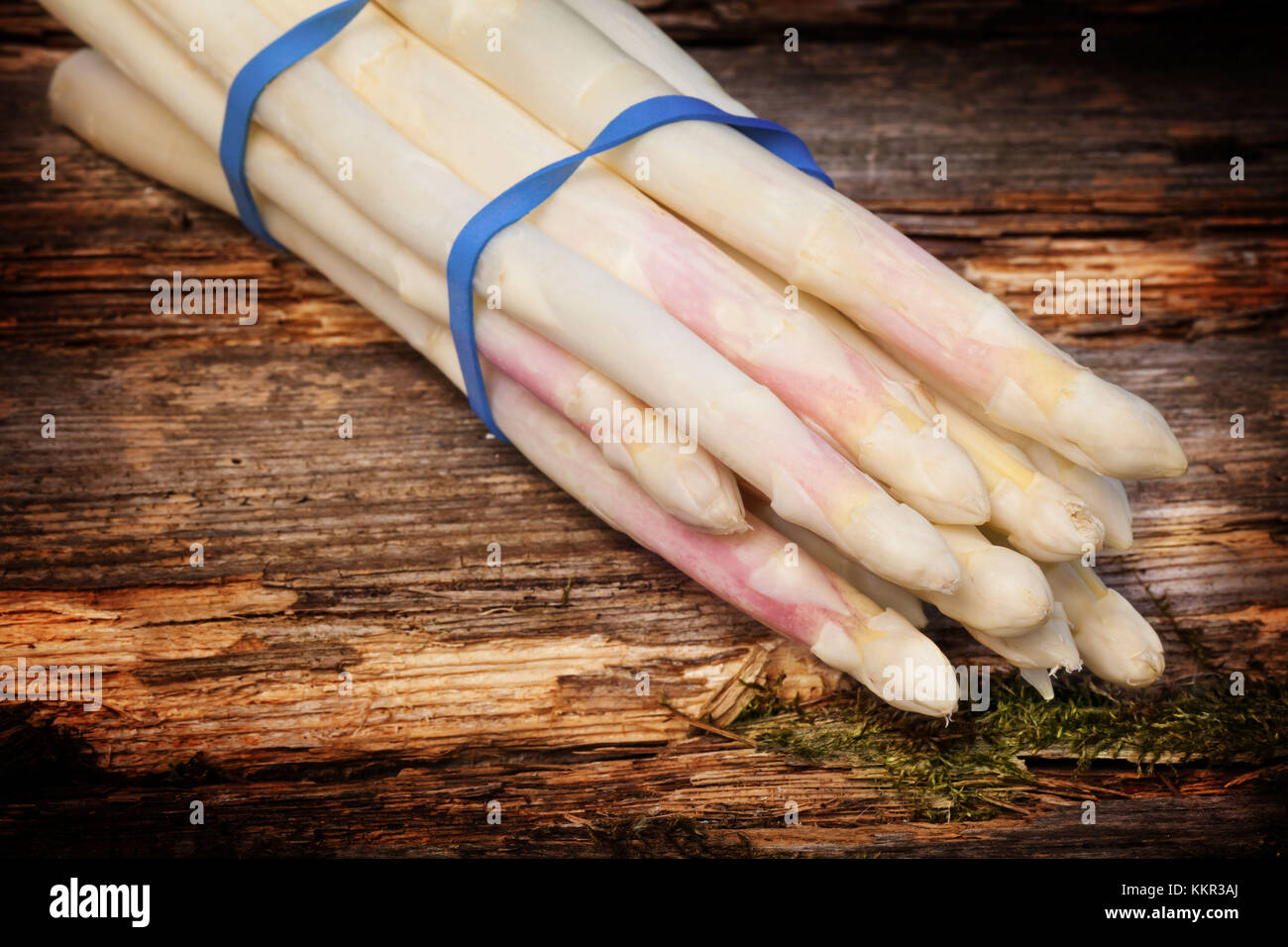 Asparagus, asparagus bundle on wood Stock Photo - Alamy