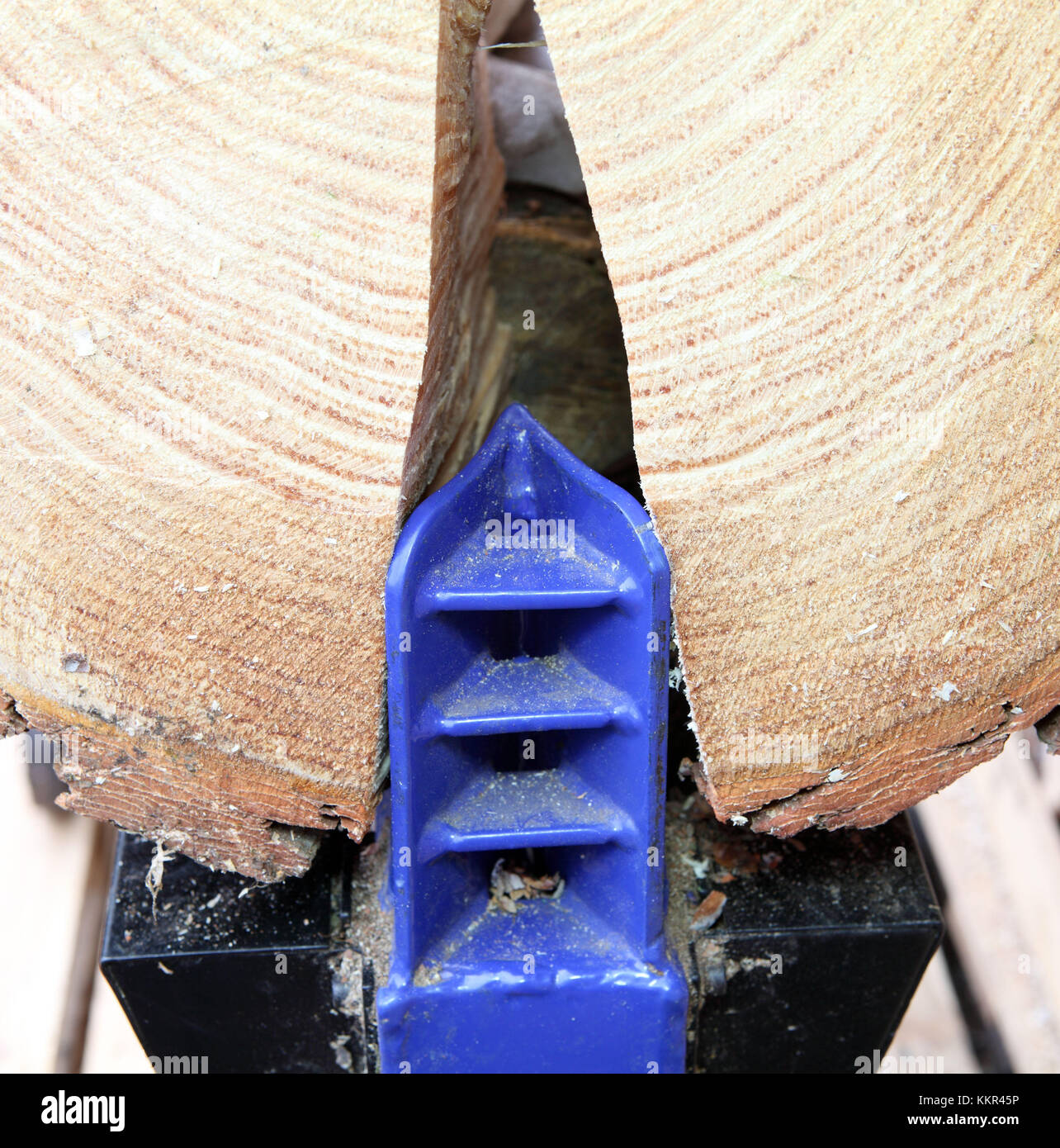 Splitting wood hi-res stock photography and images - Alamy