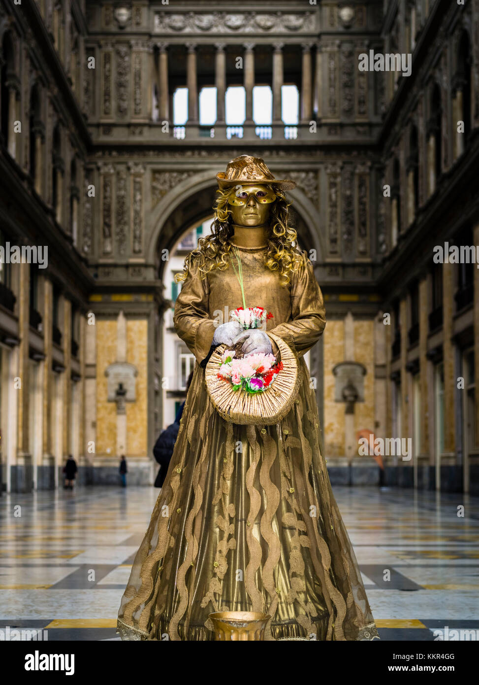 Living statue woman hi-res stock photography and images - Alamy