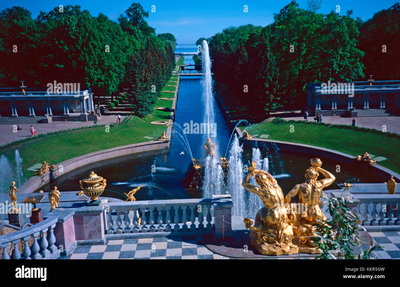 Fountains at peterhof palace hi-res stock photography and images - Alamy