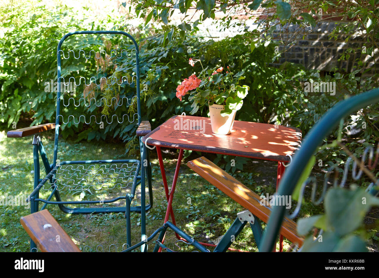 Empty garden hi-res stock photography and images - Alamy