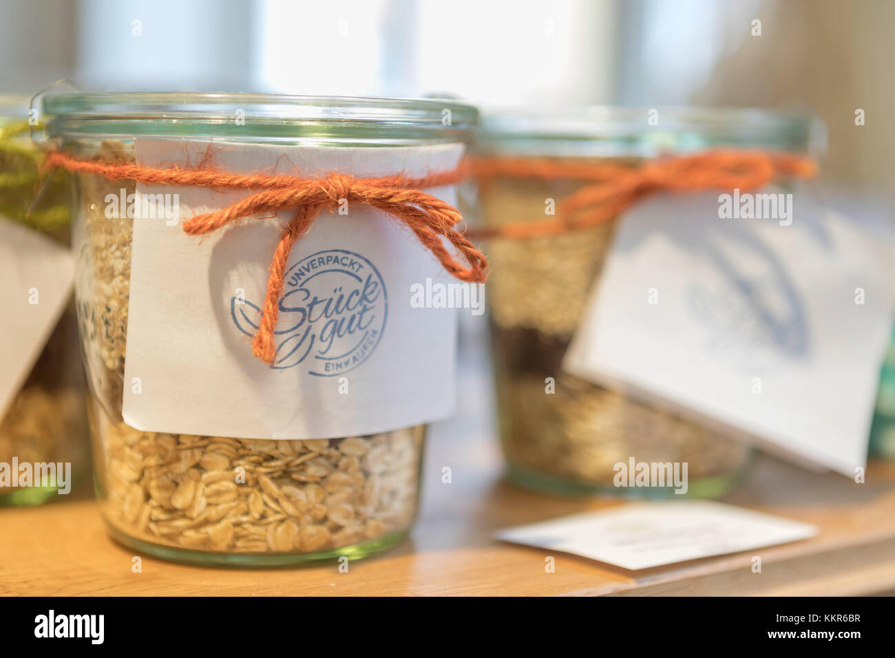 Filling container for grain in the unpackaged 'Stückgut' shop, Altona ...