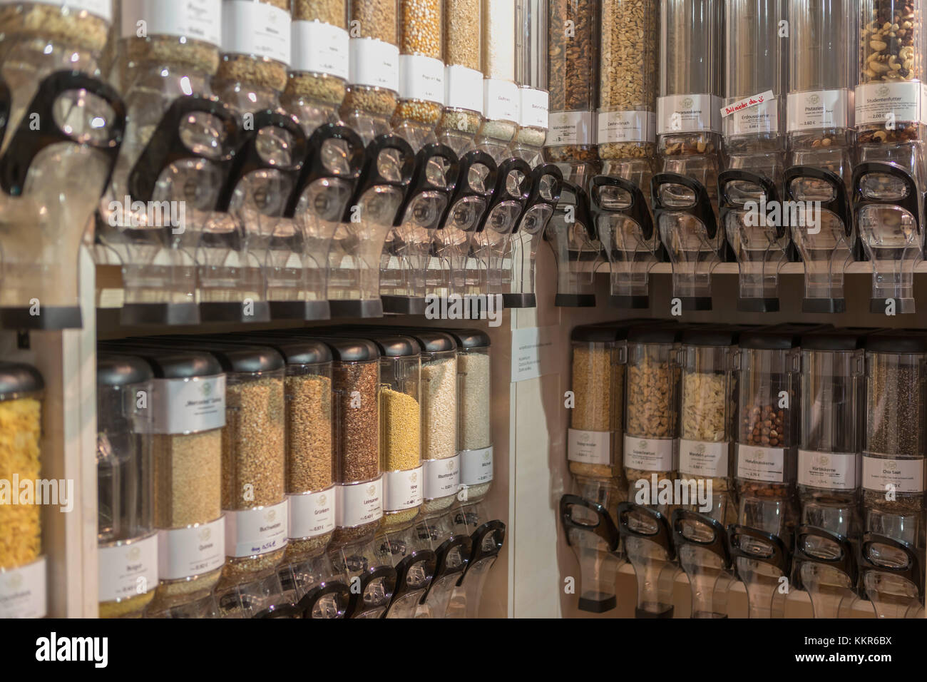 Filling container for grain in the unpackaged 'Stückgut' shop, Altona ...