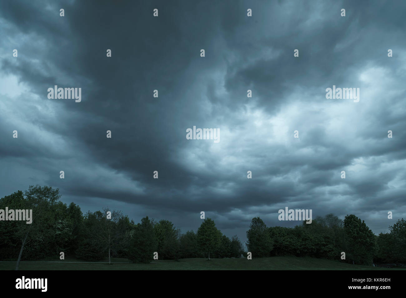 Dark clouds hi-res stock photography and images - Alamy