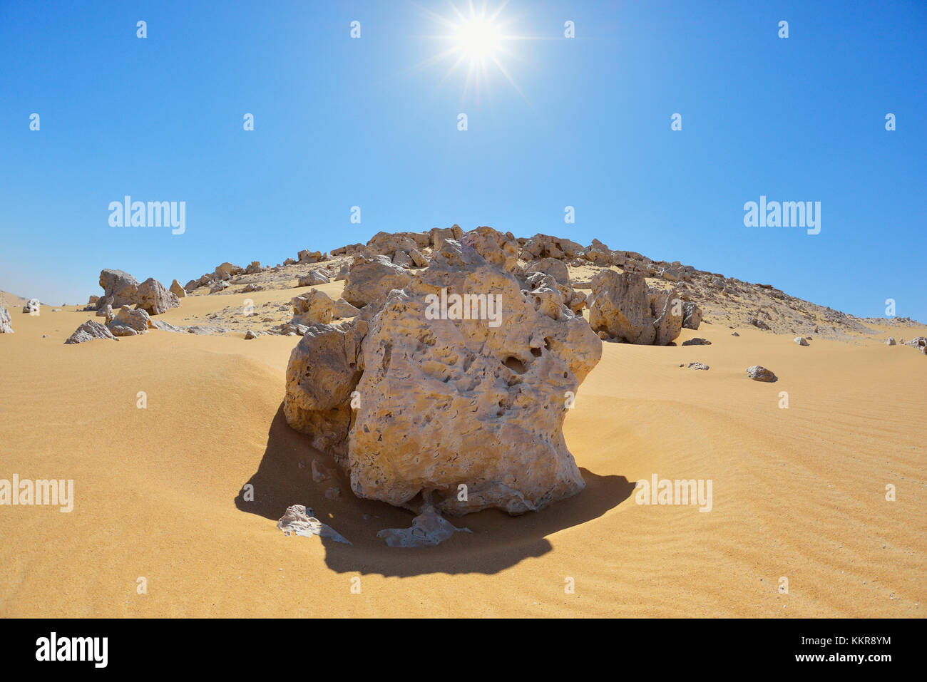 Rock in desert with sun, Matruh, Great Sand Sea, Libyan Desert, Sahara ...