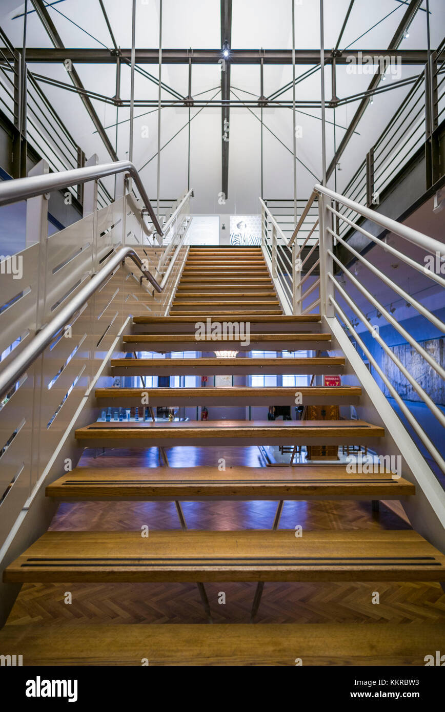 Empty museum display hi-res stock photography and images - Alamy