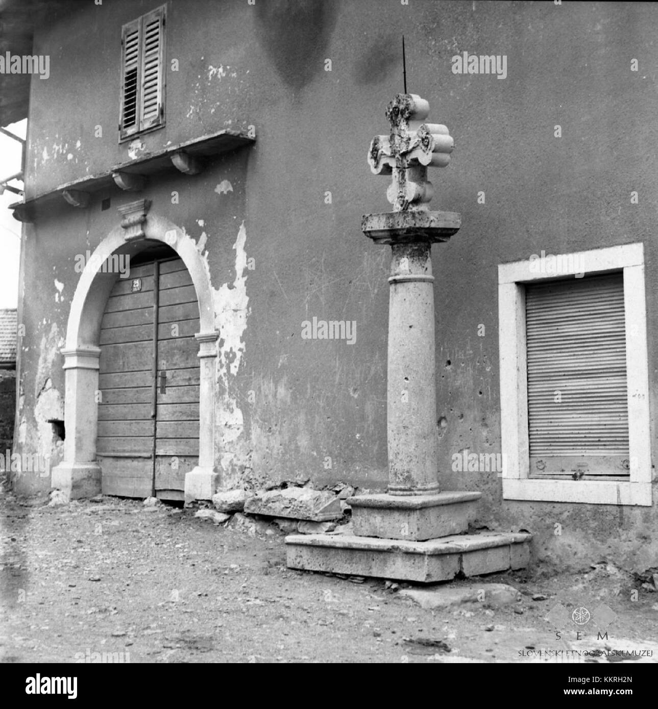 The statue 'Skopo, pil sredi vasi, prinesen od drugod' was created in ...