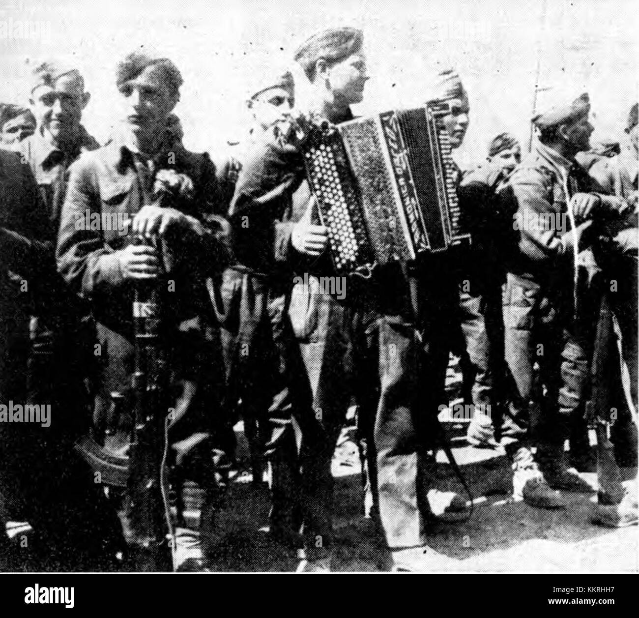 Borci 5. prekomorske brigade z harmoniko Stock Photo - Alamy