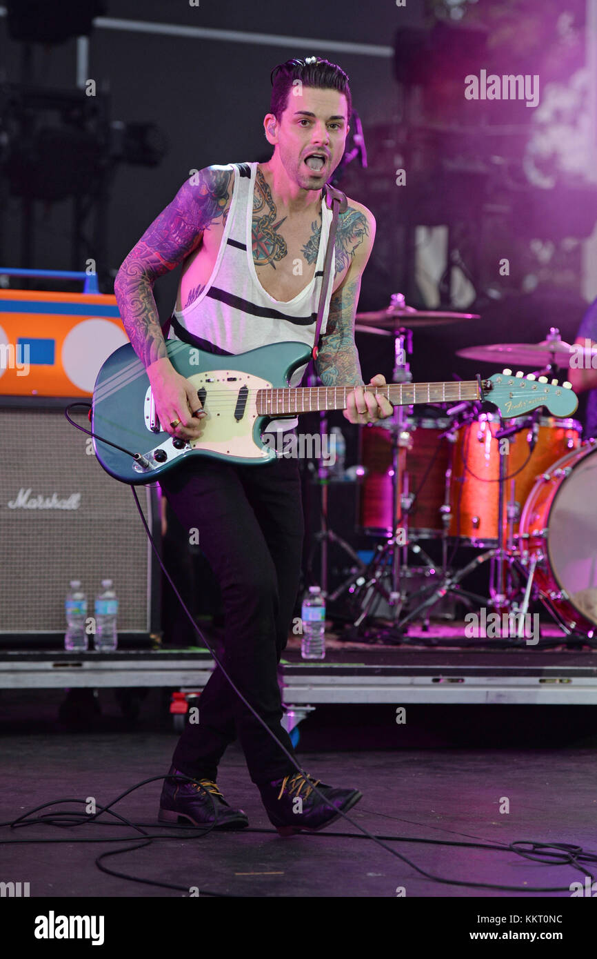 MIAMI FL - JUNE 06: Chris Carrabba of Dashboard Confessional performs ...