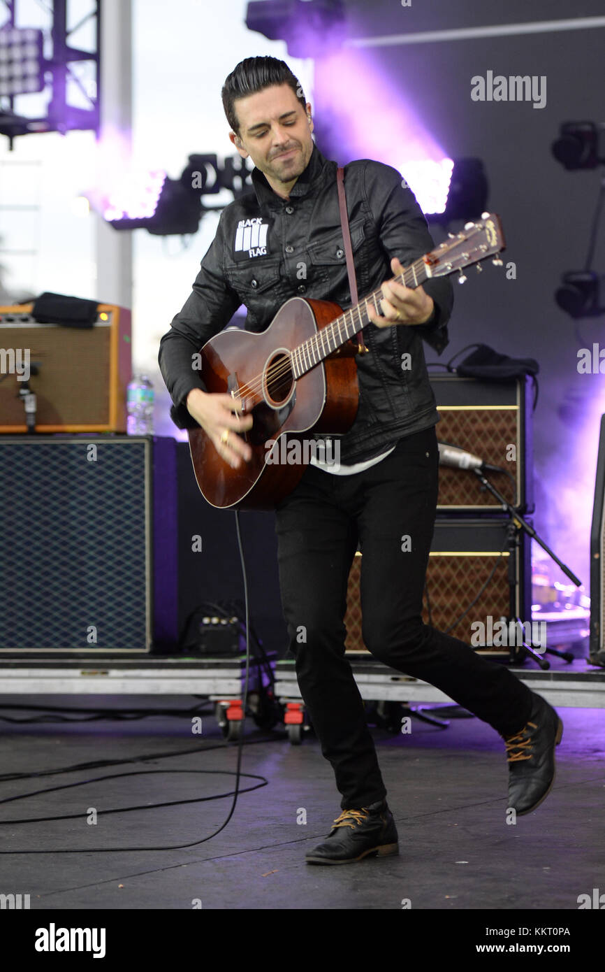 MIAMI FL - JUNE 06: Chris Carrabba of Dashboard Confessional performs ...