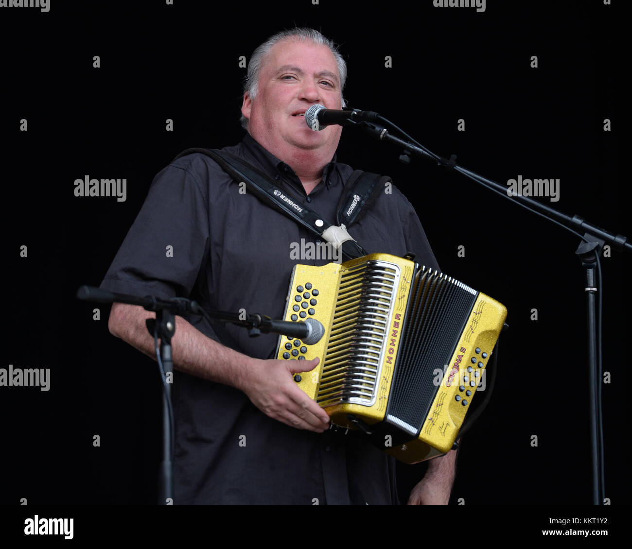 BOCA RATON - JANUARY 18: David Hidalgo of Los Lobos performs during the ...