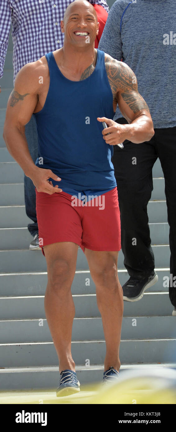 MIAMI BEACH, FL - MARCH 08: Actor's Zac Efron, Dwayne Johnson ...