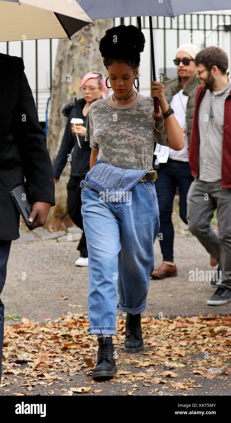 NEW YORK, NY - NOVEMBER 08: Actress Sandra Bullock is seen on the set ...
