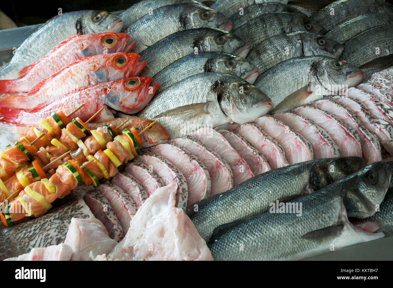 Fresh fish display, Delicia Da Doca Restaurante, Sines Stock Photo - Alamy