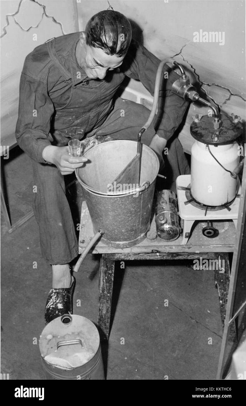 Distillation apparatus hi-res stock photography and images - Alamy