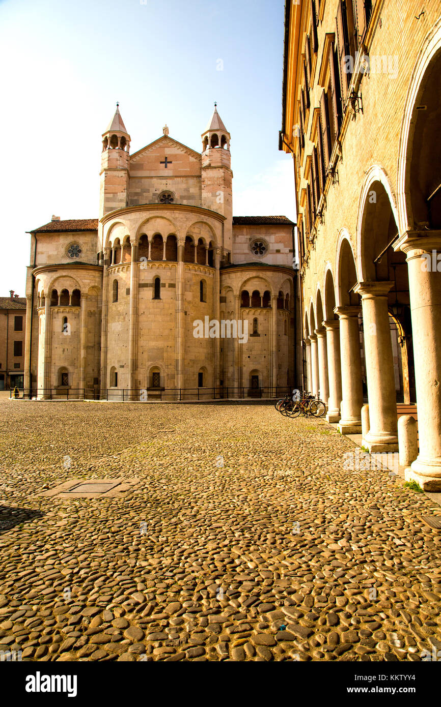 Piazza grande duomo modena cobbled square cathedral arches emili hi-res ...
