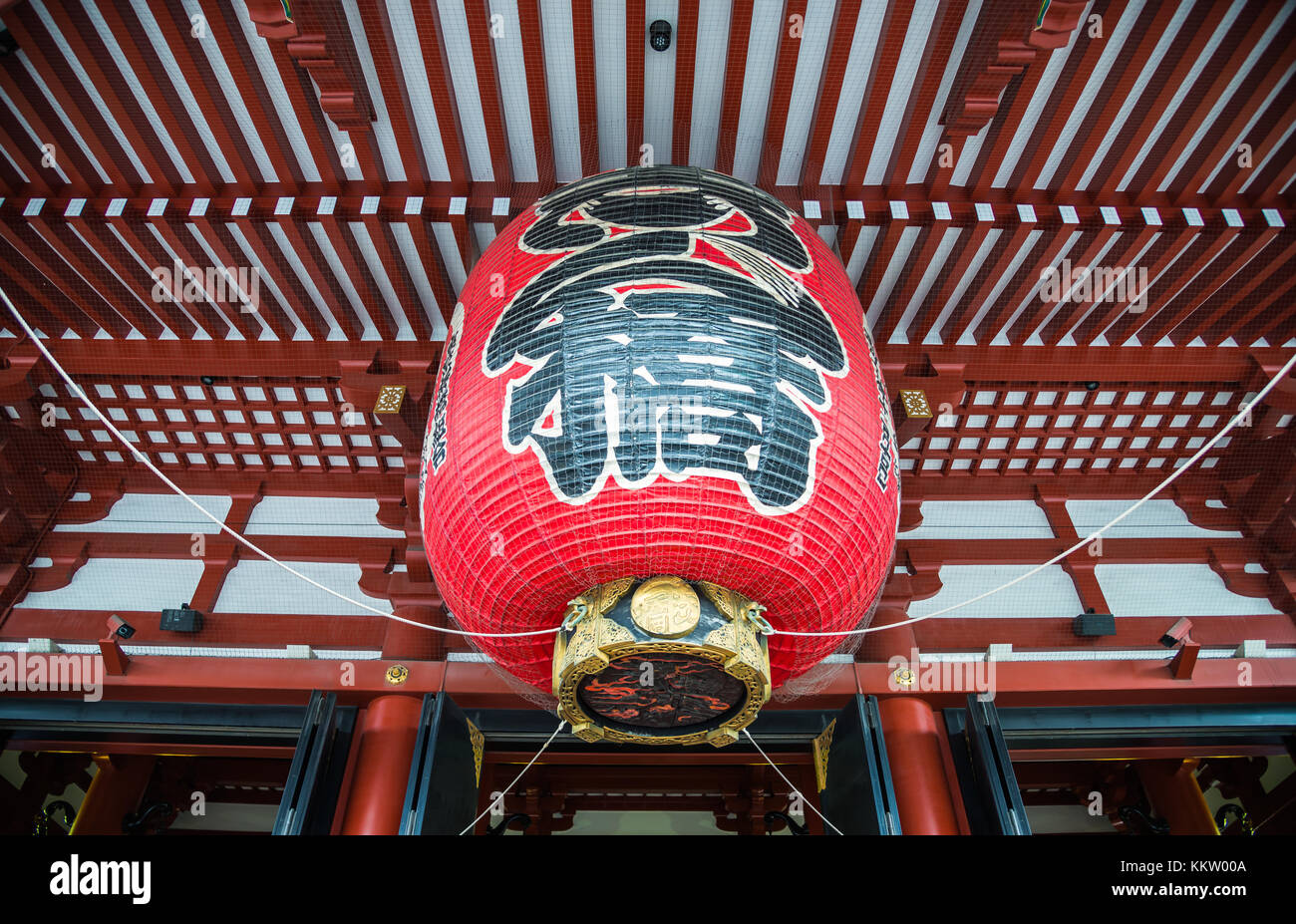 Big red lantern at the gate of Sensoji Temple Stock Photo - Alamy