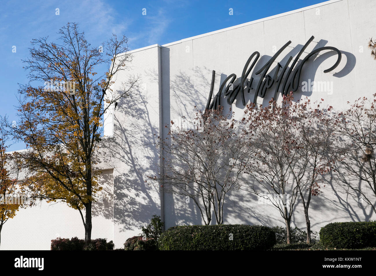 Lord and taylor sign hi-res stock photography and images - Alamy