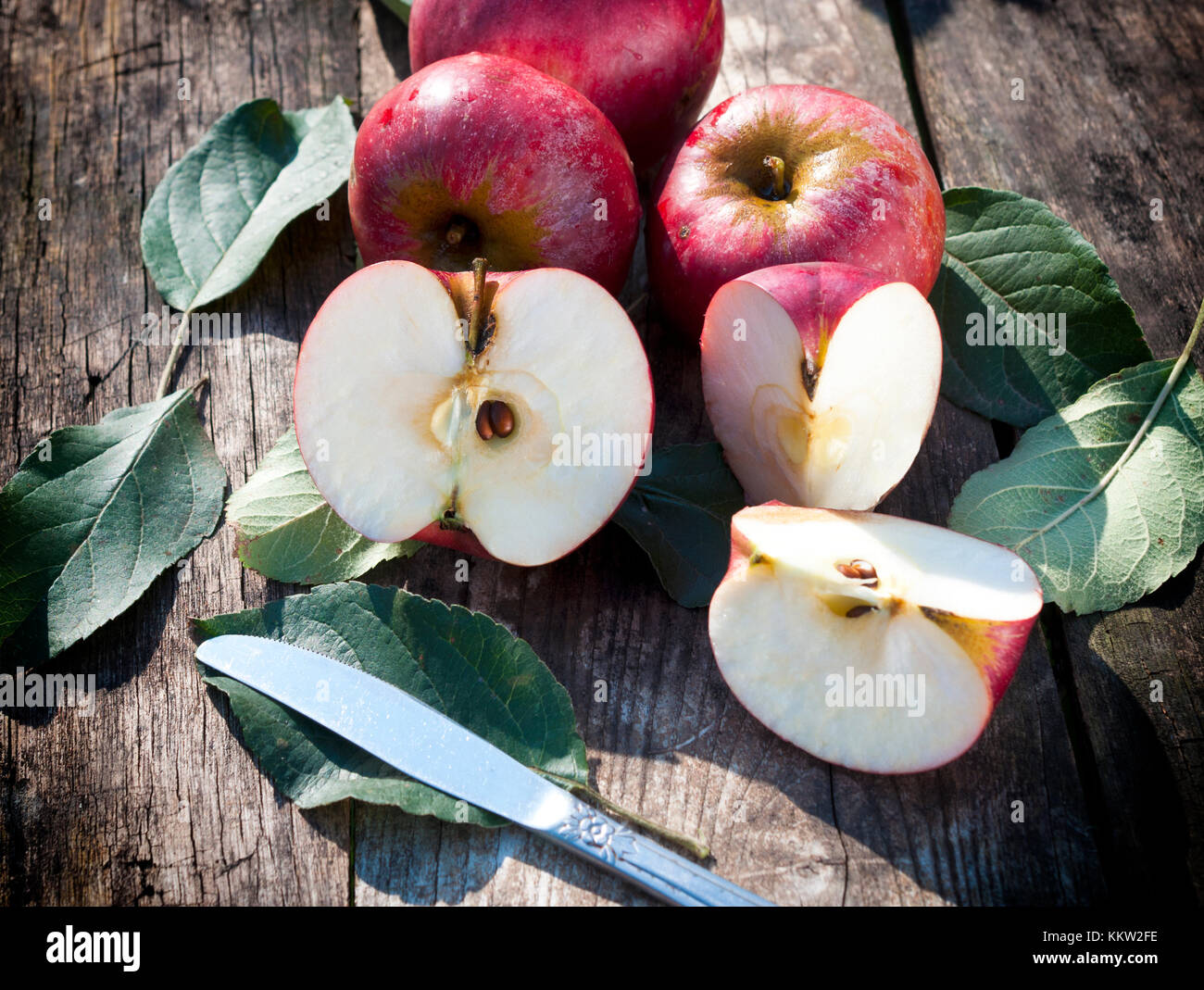 Four apples on table hi-res stock photography and images - Alamy