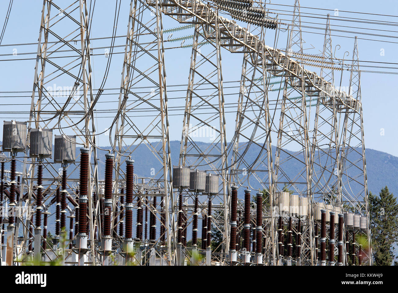 Delivering electrical energy hi-res stock photography and images - Alamy