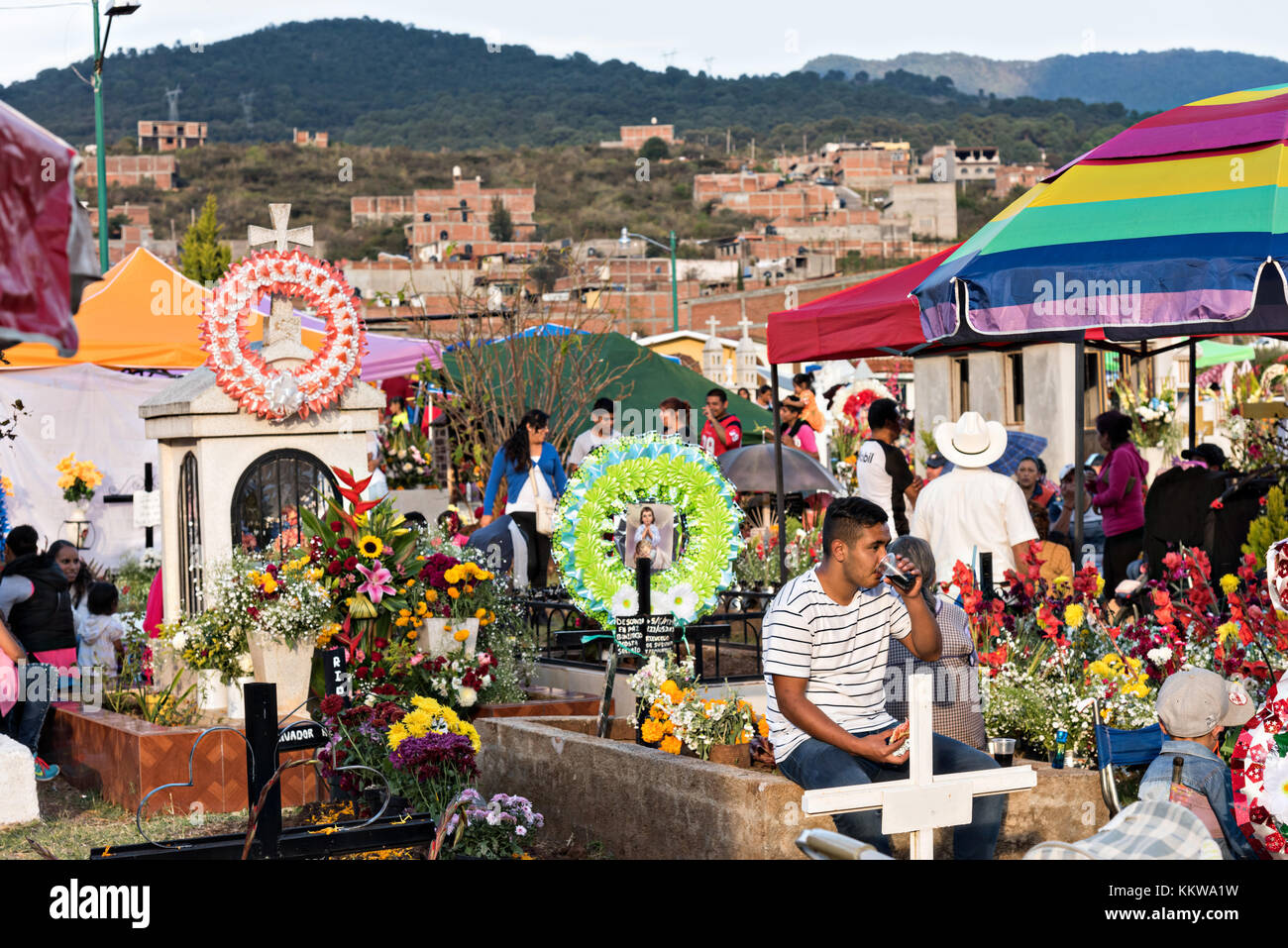 Mexico cemetery eating hi-res stock photography and images - Alamy