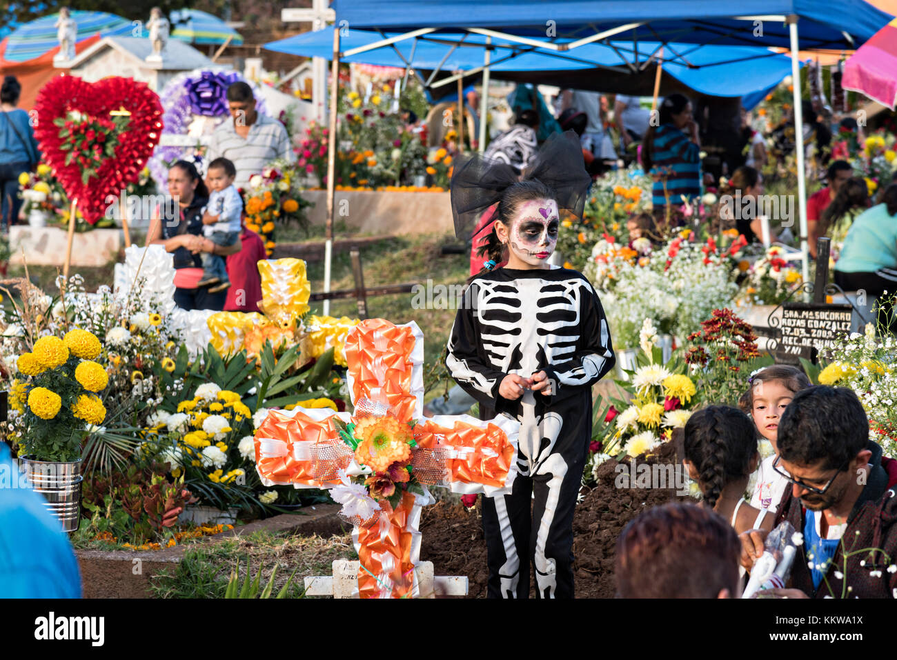 Mexico cemetery muertos dressed hi-res stock photography and images - Alamy