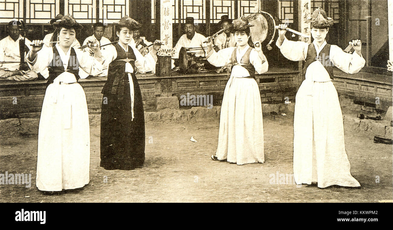 Kisaeng to perform a sword dance Stock Photo - Alamy