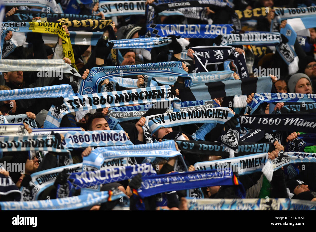 Muenchen, Deutschland. 01st Dec, 2017. 1860 Fans, Fussballfans halten ...