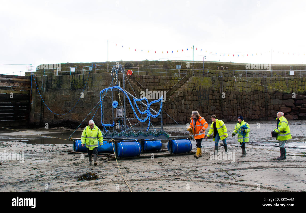 Mousehole, Cornwall, UK. 2nd December 2017. Volunteers fixing the ...