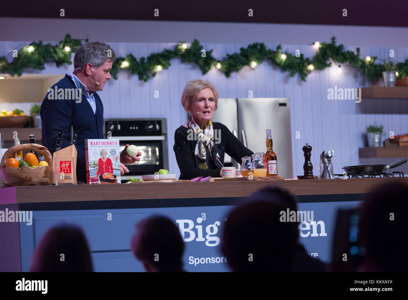 Mary berry cooking hi-res stock photography and images - Alamy