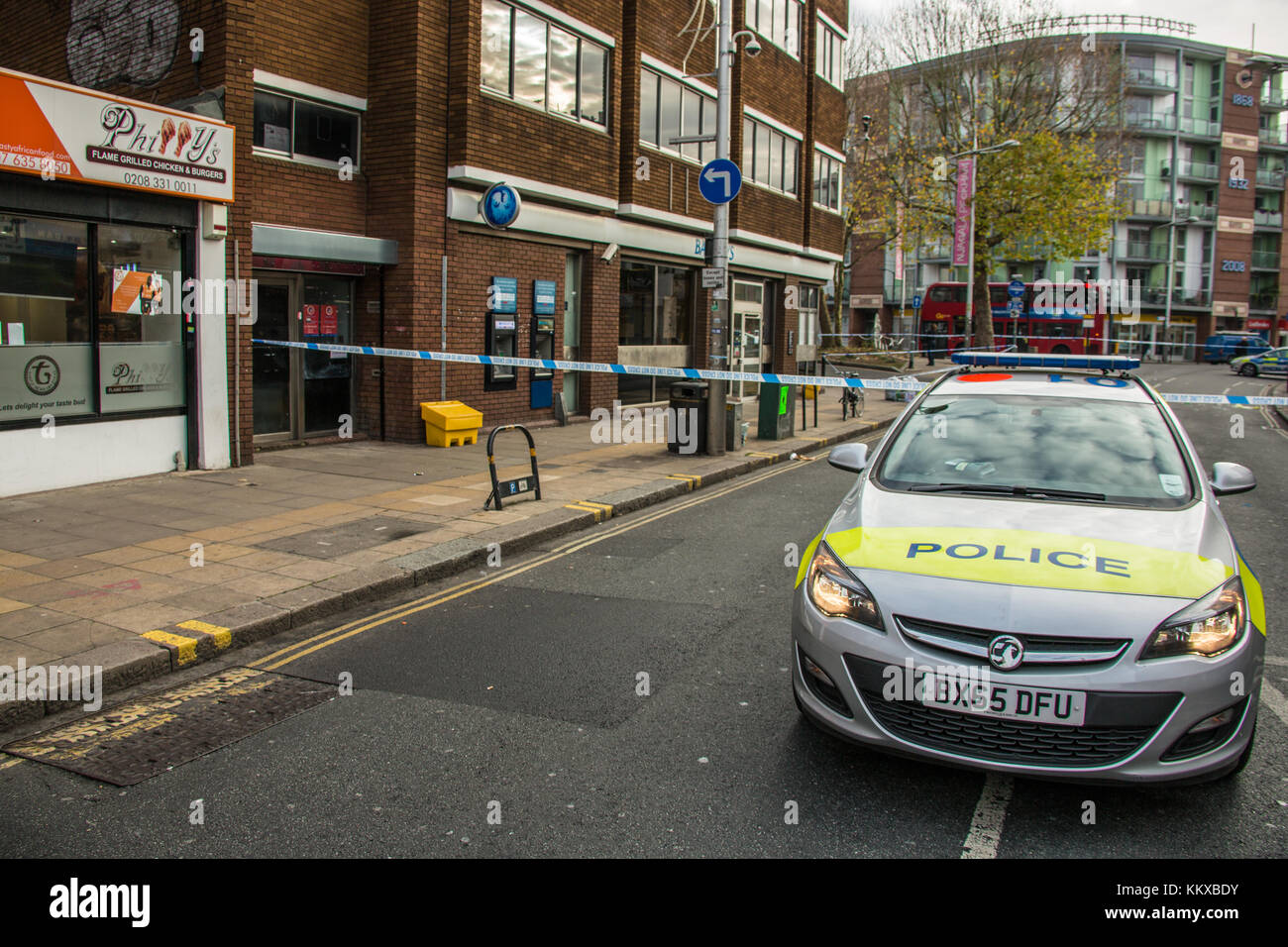 Peckham, London, UK. 2nd Dec, 2017. Police seal off an area on Peckham ...