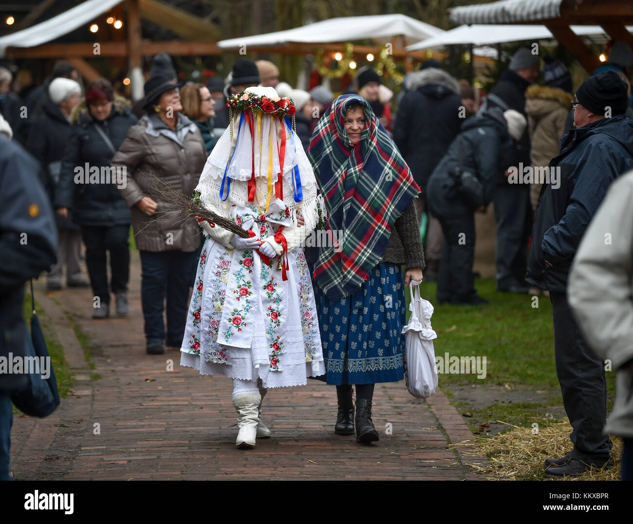 dpatop - The Sorbian-Wendish "Christkind" (L), also called "Bescherkind ...