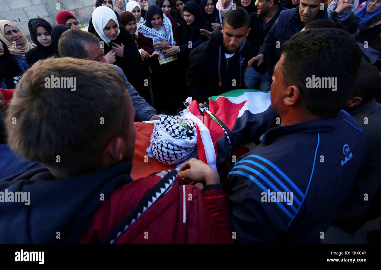 Nablus, West Bank, Palestinian Territory. 2nd Dec, 2017. Mourners carry ...