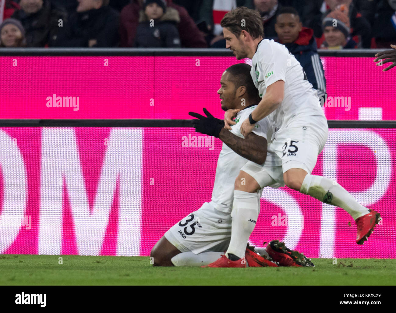 Munich, Germany. 2nd Dec, 2017. Goalscorer Charlison Benschop (l) and ...