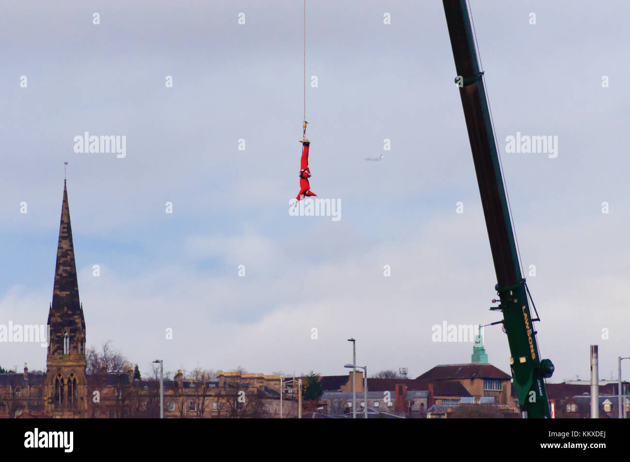 Glasgow, Scotland, UK. 2nd Dec, 2017. Santa enjoys a 160ft crane bungee ...